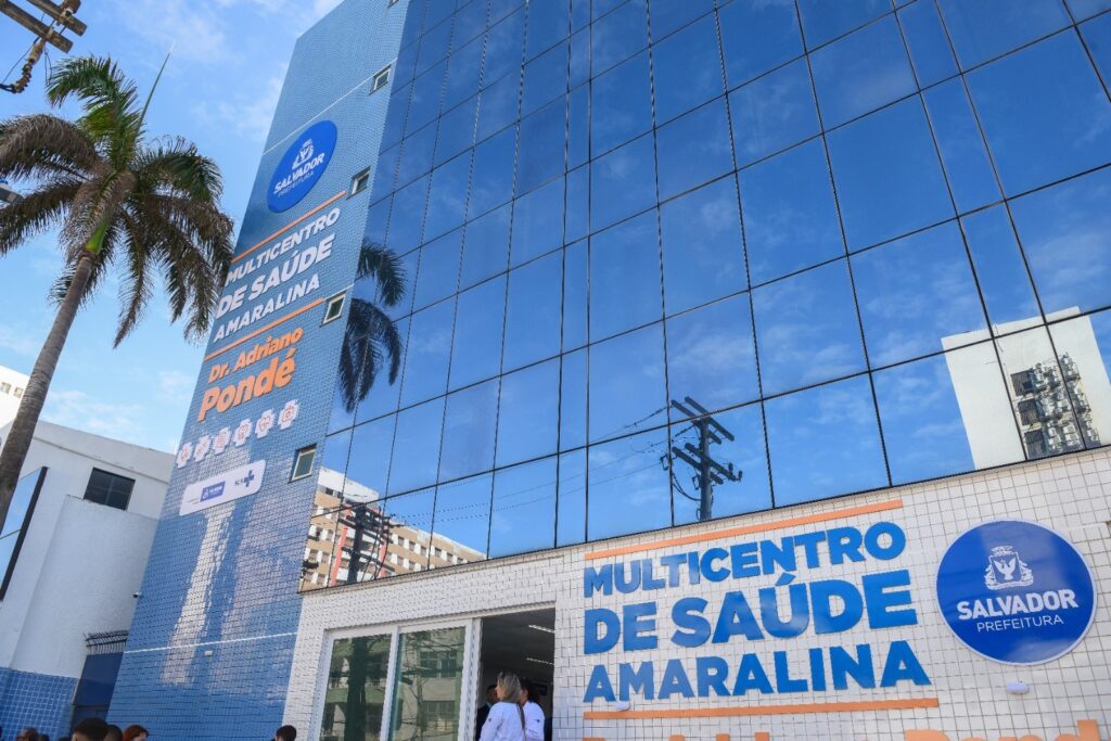 Funcionários do Multicentro de Saúde Amaralina Dr. Adriano Pondé ...